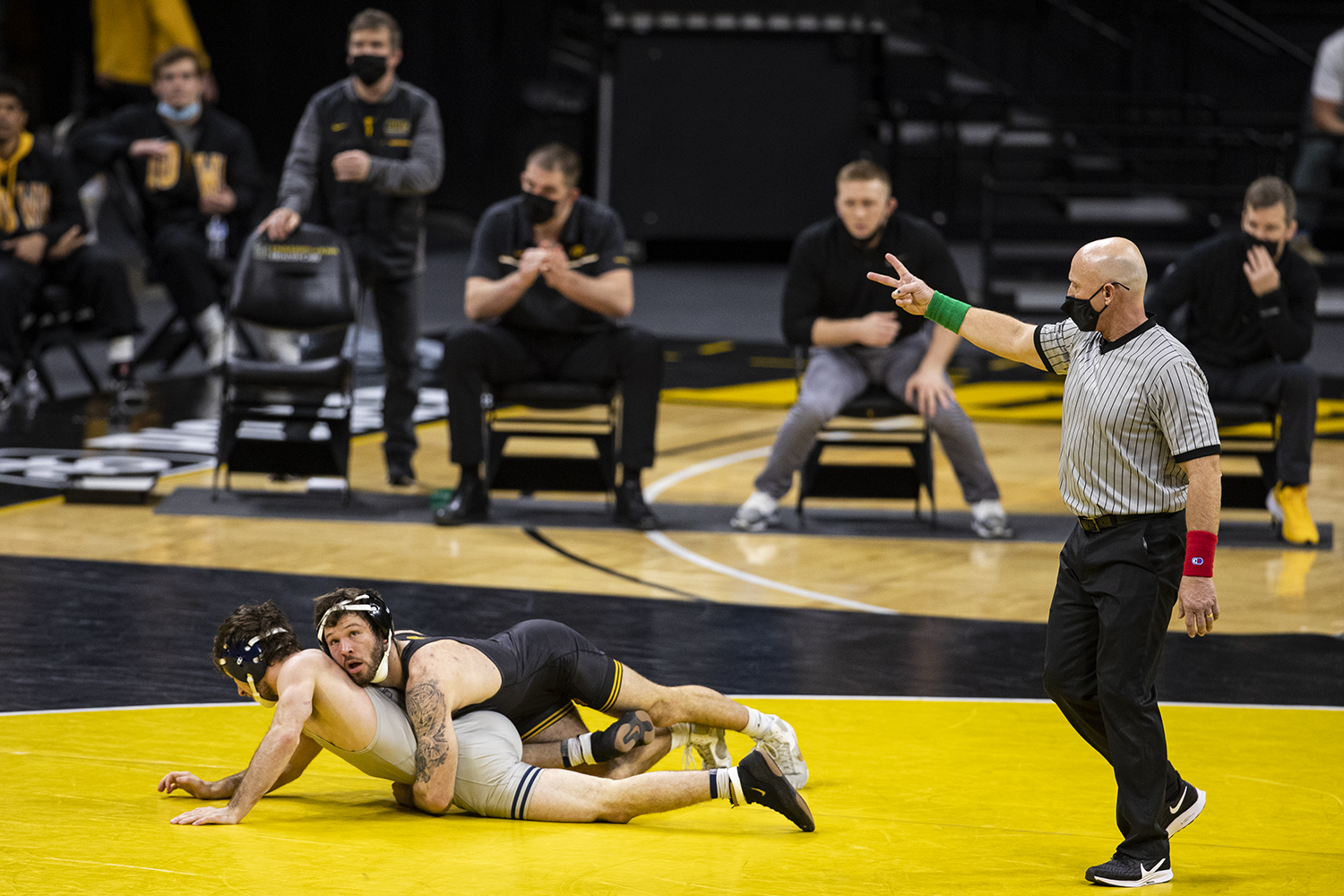 No. 1 Iowa wrestling dominates No. 9 Illinois, 36-6 - The Daily Iowan