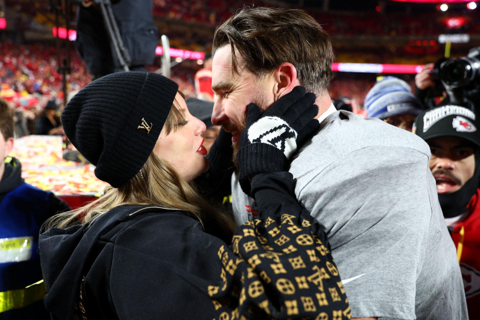 ‘It’s a love story:’ UI students react to Taylor Swift’s engagement ...